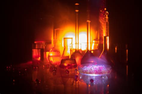 약국 및 화학 테마입니다 연구 실험실에서 유리 플라스 크 솔루션을 테스트 합니다 과학 및 의료 배경입니다 어두운 톤 배경에 실험실 테스트 튜브 Stem 주제에 대한 스톡