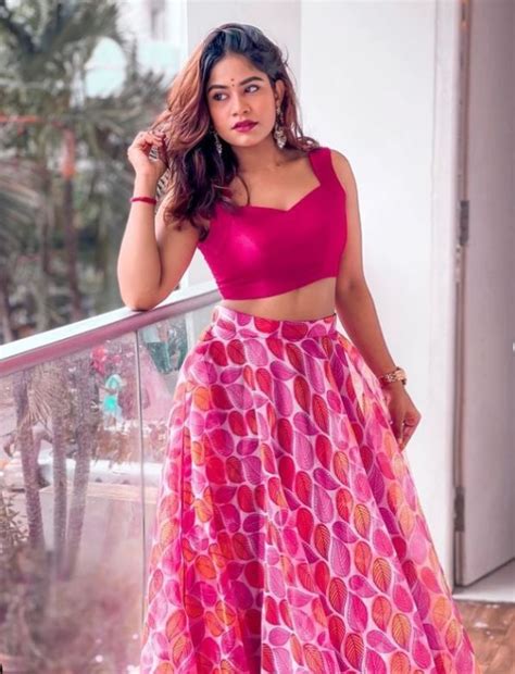 swetha naidu శ్వేతా నాయుడు అందాల ఆరబోత అమాంతం షర్ట్ విప్పేసి మరీ
