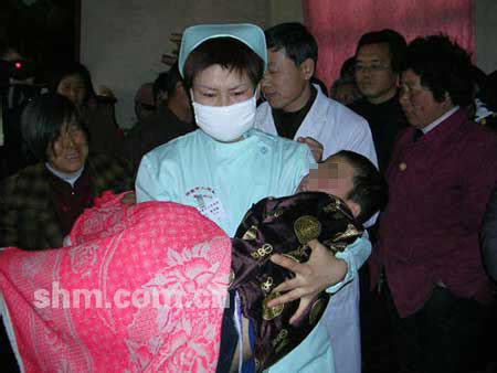 男童遭继父生母虐待 被钢针扎手指剪命根 组图 新闻中心 新浪网
