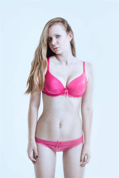 무료 이미지 여자 벽 사진관 유행 의류 담홍색 헤어 스타일 수영복 가슴 긴 머리 구두 미술 소유 아름다움 마젠타 여성 손 적요 사진 촬영