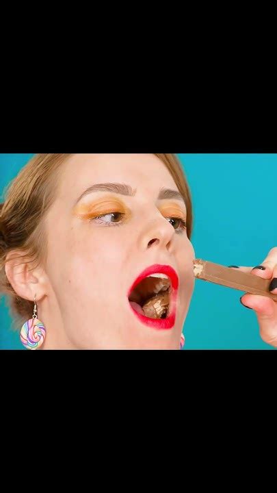 소녀는 킷캣과 우유를 먹는다 Youtube