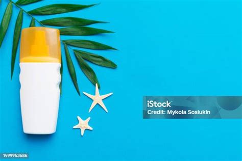 자외선 차단제 스프레이 병 태양 보호 크림과 색상 배경에 열대 녹색 잎이있는 바다 껍질이있는 병 상단 전망 개념에 대한 스톡 사진 및 기타 이미지 Istock