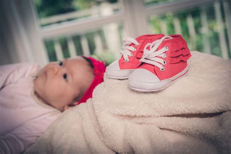 핑크 현대적이다 아기 스니커즈입니다 및 베이비 여자아이 가정의 방에 대한 스톡 사진 및 기타 이미지 가정의 방 걷기 귀여운 Istock