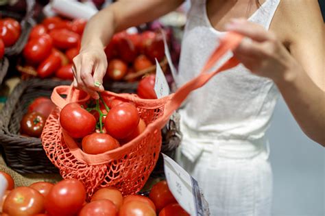 식료품 점에서 신선한 유기농 야채와 과일을 쇼핑하는 친환경 토트백을 사용하는 아시아 여성의 자른 사진 제로 웨이스트 개념 슈퍼