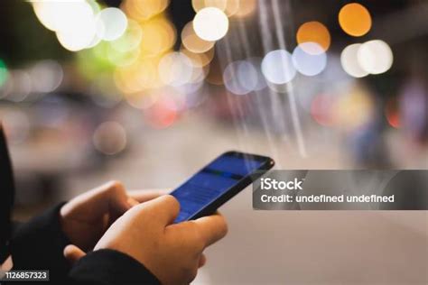아시아 여자 행복과 자유 시간에 스마트폰 사용 하는 사람들의 손에 걷기에 대한 스톡 사진 및 기타 이미지 걷기 손 스마트폰 Istock