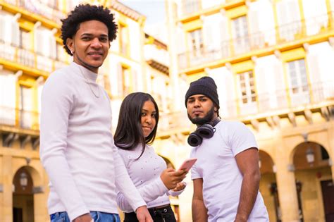 라이프 스타일 검은 라틴계 친구는 전화로 거리에서 재미를 아프로 머리 소년 어린 갈색 머리 소녀와 갈색 머리 갈색 머리와 긴