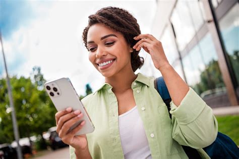 화창한 날 야외에서 스마트폰을 사용하는 웃는 여자 도시 환경 25 29세에 대한 스톡 사진 및 기타 이미지 25 29세 Brand Name Smart Phone 거리