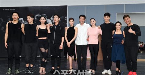 Ss포토 댄스시어터 컨택트 제작발표회 포즈 취하는 배우들