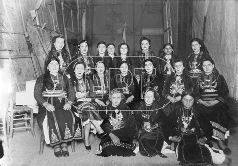 ΜΑΘΗΤΡΙΕΣ ΜΕ ΠΑΡΑΔΟΣΙΑΚΕΣ ΕΝΔΥΜΑΣΙΕΣ Archive Ert Gr