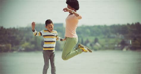 항상 재미있게 즐길 준비가되어 있습니다 해변에 있는 어머니와 아들 사진 Unsplash의 자연 이미지