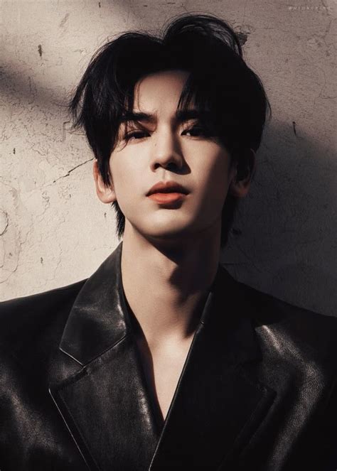 𝚉𝚑𝚊𝚗𝚐 𝙻𝚒𝚗𝚐𝚑𝚎 𝚠𝚎𝚒𝚋𝚘 • 张凌赫 Actors Asian Celebrities Boy Poses