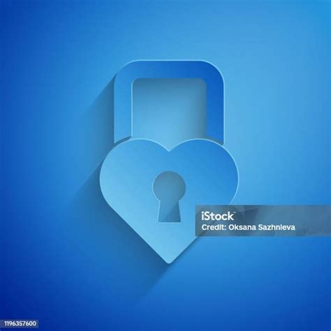 파란색 배경에 고립 된 심장 아이콘 모양으로 성을 잘라 종이 잠긴 심장 기호와 열쇠 구멍 기호를 사랑합니다 발렌타인 종이 아트 스타일입니다 벡터 일러스트레이션 개념에 대한