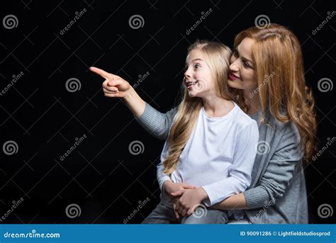 Jonge Moeder En Haar Dochter Stock Foto Image Of Wijzen Opgewekt
