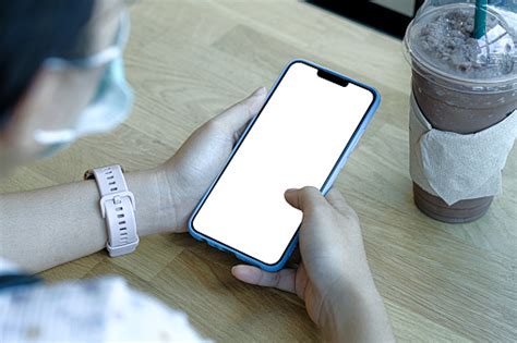 클로즈업 여자는 스마트 폰을 사용 커피 숍 내부 배경에 아이폰 13 프로 맥스를 들고 손 형판에 대한 스톡 사진 및 기타 이미지 Istock