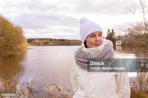 모든 자연과 멀리 동안 따뜻한 옷을 입고 성숙한 아름 다운 여 인 여자에 대한 스톡 사진 및 기타 이미지 여자 핀란드 한