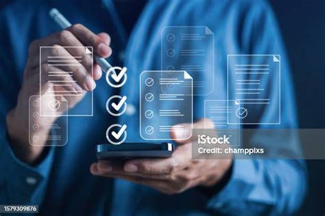 문서 관리 검사 시스템 온라인 문서 데이터베이스 및 프로세스 관리 파일 돋보기 확인 및 문서 폴더에 대한 초점 문서 기업 비즈니스 기술 개념입니다 가상현실에 대한 스톡 사진