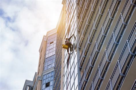 외부 외관 유약을 씻는 직업 산업 산악인 노동자 건물 위에 매달려 아래에서보기 벽 주거용 주택에 오르는 로프 접근 노동자 광고