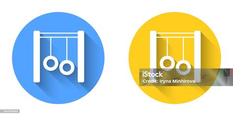 흰색 체조 반지 아이콘은 긴 그림자 배경으로 고립되어 있습니다 고리가 달린 매달린 밧줄이 있는 놀이터 장비 원 버튼 벡터 Championship에 대한 스톡 벡터 아트 및