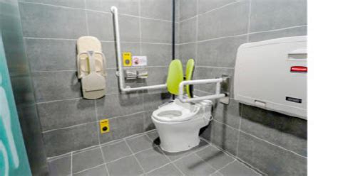 남자화장실에 기저귀교환대공중화장실 이유있는 변신