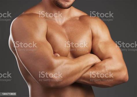 그는 어두운 배경에 스튜디오에서 접힌 팔을 포즈동안 인식 할 수없는 운동 젊은 남자의 가슴의 클로즈업 샷 20 24세에 대한