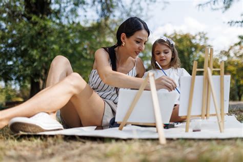 햇볕이 잘 드는 공원 환경에서 야외 그림 세션을 즐기는 엄마와 딸 2명에 대한 스톡 사진 및 기타 이미지 2명 30 34세 4 5세 Istock