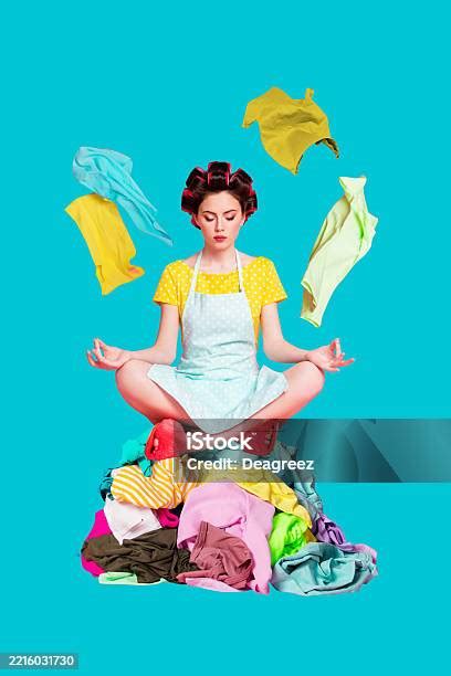 수직선 포스터 이미지 젊은 가정부 여자 세탁 다발 옷 꾀하다 옴 선 평온 정신적 후퇴 연꽃 자세 그림 배경 20 24세에 대한 스톡 사진 및 기타 이미지 Istock