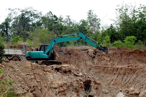 反铲挖掘机在森林中作业高清图片下载 正版图片504909393 摄图网
