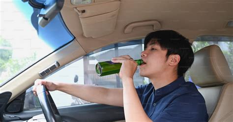 음주 운전 차를 운전하는 동안 맥주를 마시는 청년 사진 Unsplash의 피곤한 이미지