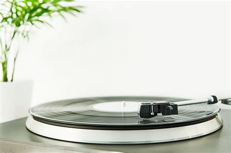 흰색 바탕에 턴테이블 비닐 레코드 플레이어 디스크 자키에 대 한 복고풍 오디오 장비 Dj가 재생 음악을 혼합 하는 사운드 기술 비닐 레코드와 바늘 흰색 냄비에 실내 녹색