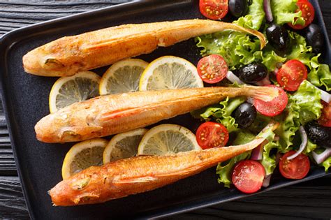 신선한 야채 샐러드와 레몬을 접시에 가까이 와 맛있는 신선한 튀긴 바닷물 물고기 Gurnard 가로 맨 위 보기 건강한 식생활에 대한 스톡 사진 및 기타 이미지 Istock