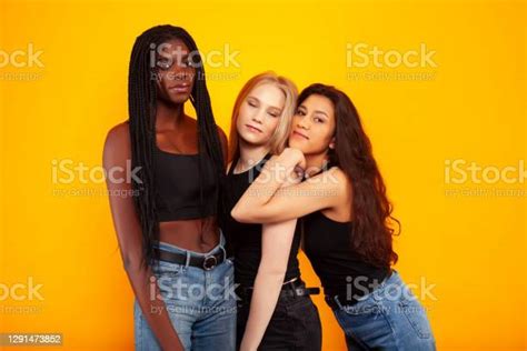 다양한 다국적 걸그룹 십대 친구 회사 명랑 재미 행복한 미소 노란 배경에 귀여운 포즈 라이프 스타일 사람들 개념 아프리카 계