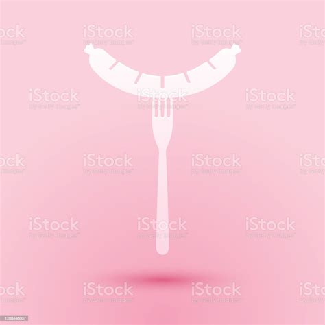 분홍색 배경에 고립 된 증기 아이콘으로 포크에 소시지를 잘라 종이 구운 소시지와 향기 표지판 종이 아트 스타일 벡터 고기에 대한 스톡 벡터 아트 및 기타 이미지 Istock