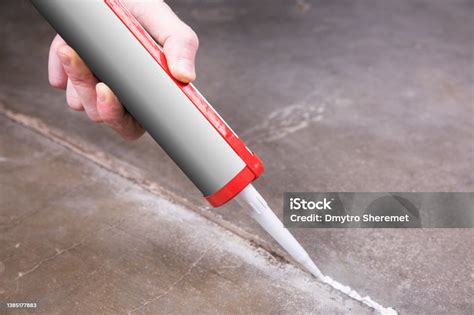 실란트 건 균열은 벽 타일 콘크리트의 바닥에 균열을 커버 금이 간에 대한 스톡 사진 및 기타 이미지 금이 간 사진 이미지 색상 이미지 Istock