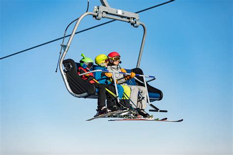 어머니와 두 아들은 산에서 스키를 타고 스키 리프트를 타고 올라간다 3 명에 대한 스톡 사진 및 기타 이미지 3 명 35 39세 8 9 살 Istock