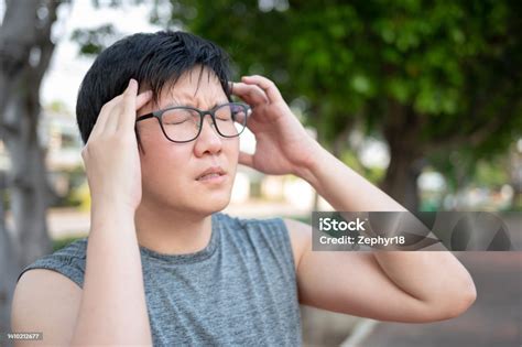 운동을하는 동안 어지러움을 느끼는 아시아 남자 운동 선수 스포츠에 대한 스톡 사진 및 기타 이미지 스포츠 35 39세 Mental Wellbeing Istock