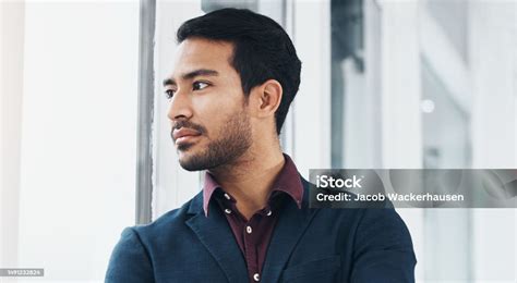 창밖을 내다보며 스타트업 기업의 비전과 사업가 기업가 정신 또는 기업 경영의 리더 생각하는 기업가 인적 자원 아이디어 및 직업 경력을 고려하는 Hr 관리자 영감에 대한 스톡