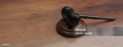 나무에 고립 된 판사 망치 경매 또는 법률 기호 검은 색 3d 일러스트레이션 3차원 형태에 대한 스톡 사진 및 기타 이미지 3차원 형태 갈색 개념 Istock