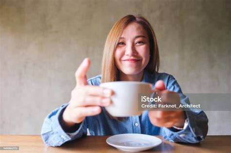 커피를 들고 마시는 아름다운 젊은 여성의 초상화 이미지 35 39세에 대한 스톡 사진 및 기타 이미지 35 39세 가정 생활 귀여운 Istock