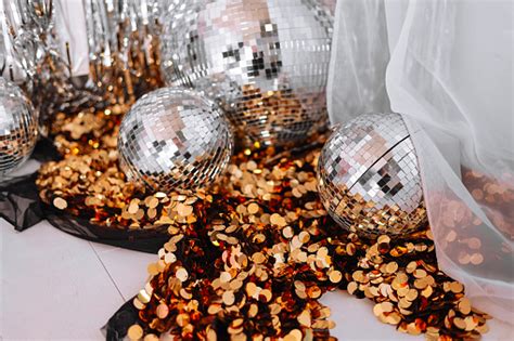 반짝이는 은색 디스코 볼과 반짝이 황금색 색종이와 흰색 커튼이 있는 축제 분위기의 인테리어 배경 호화스러운 기념일 생일 축하 새해 또는 크리스마스 아이디어 창조적 인 파티