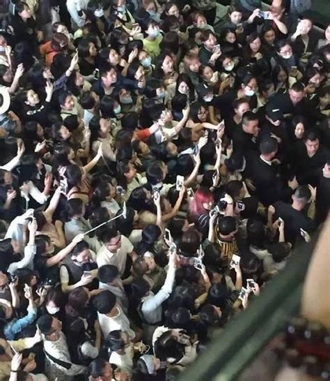 以为自己很红，机场全副武装却无人接机，网友：这还不是最尴尬的