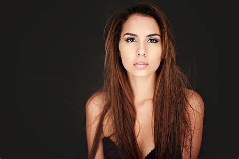 배경 화면 얼굴 여자들 초상화 간단한 배경 긴 머리 사진술 가수 흑발 유행 사람 수퍼 모델 소녀 아름다움 헤어 스타일 인물 사진 사진 촬영