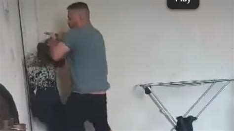 Задържаха мъжа пребил жена си пред детето им Nova