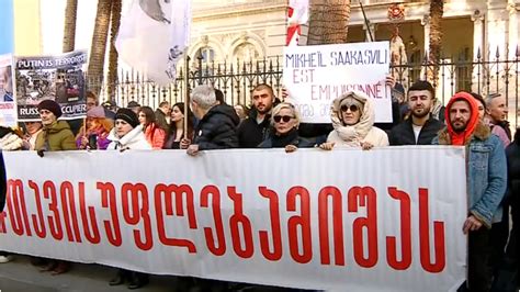 მიხეილ სააკაშვილის შეწყალების მოთხოვნით პრეზიდენტის ადმინისტრაციასთან აქცია მიმდინარეობს