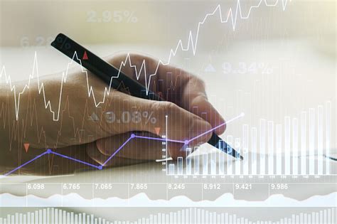 배경 외환 및 투자 개념에 노트북에 손으로 쓰기와 추상 창조적 인 금융 그래프 다중 노출 가까이 옴에 대한 스톡 사진 및 기타