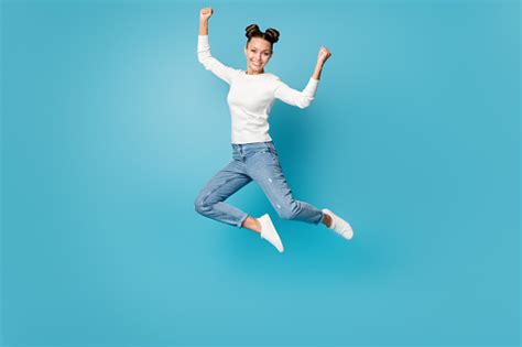 소녀 점프 의 전체 길이 사진 인상 주먹 착용 화이트 스웨터 청바지 운동화 고립 된 블루 컬러 배경 갈색 머리에 대한 스톡 사진 및 기타 이미지 Istock