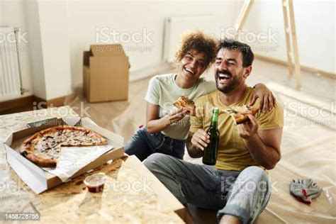 그들의 개조 아파트에서 피자를 먹는 동안 즐거운 시간을 보내는 쾌활한 커플 2명에 대한 스톡 사진 및 기타 이미지 2명 Diy 가사 집안일 Istock