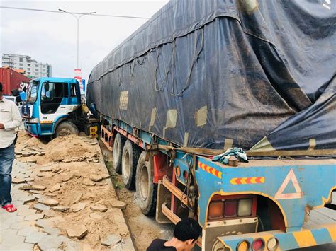 រថយន្តកុងតឺន័របេីកឡេីងខឿនពុះចែកទ្រូងផ្លូវរួចបន្តទៅបុកបង្គោលស្លាកស្រាបៀររងការខូចខាត សារព័ត៌មាន