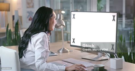 모형 화면 밤 그리고 온라인 마케팅 연구 및 비즈니스를 위한 컴퓨터를 가진 여성 행복한 공간 및 검토 웹 사이트 분석 또는 영감을 위해 Pc에 추적 마커가있는 직원 컴퓨터