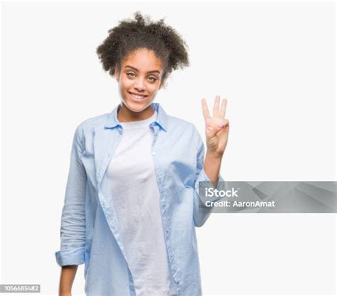 격리 된 배경에 보여주는 고 손가락으로 가리키는 젊은 아프리카 미국 여자 자신감과 행복 미소 하는 동안 3 번 가리키기에 대한 스톡 사진 및 기타 이미지 Istock