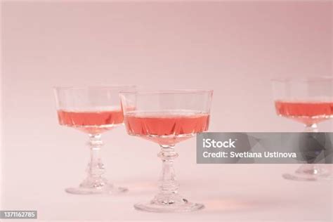 파스텔 핑크 배경에 장미 스파클링 와인 또는 샴페인 3 개의 크리스탈 안경 복사 공간이 있는 최소한의 크리에이티브 컴포지션 0